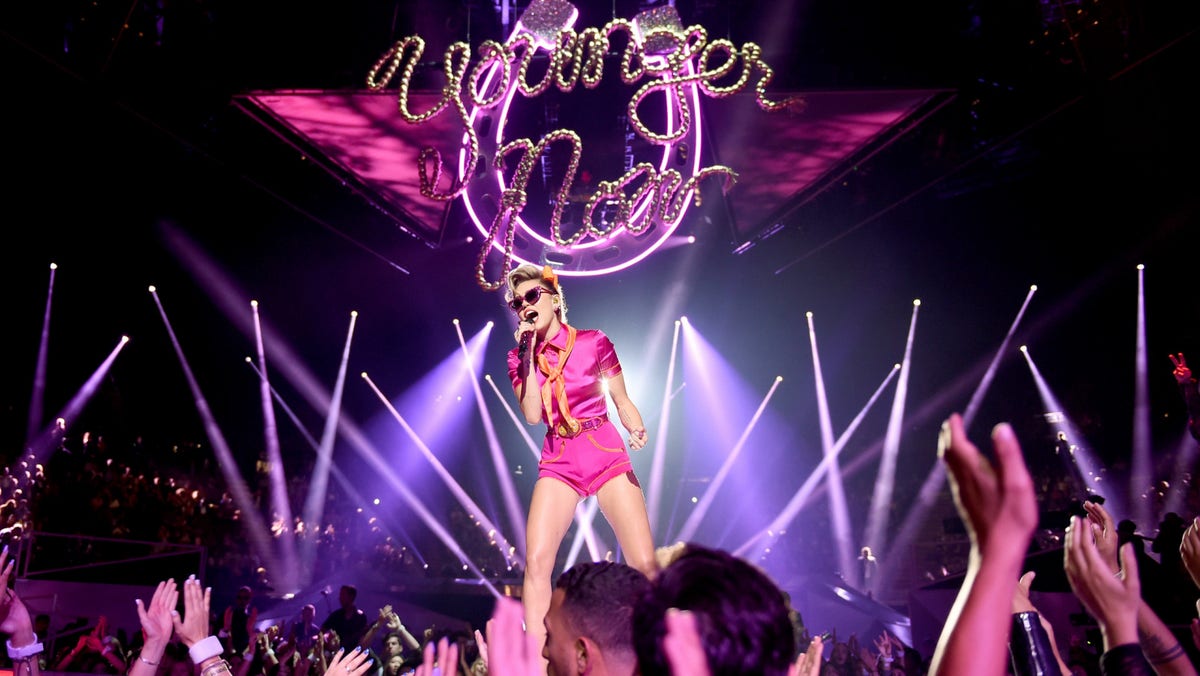 Relive 10 of the most memorable performances from the VMAs