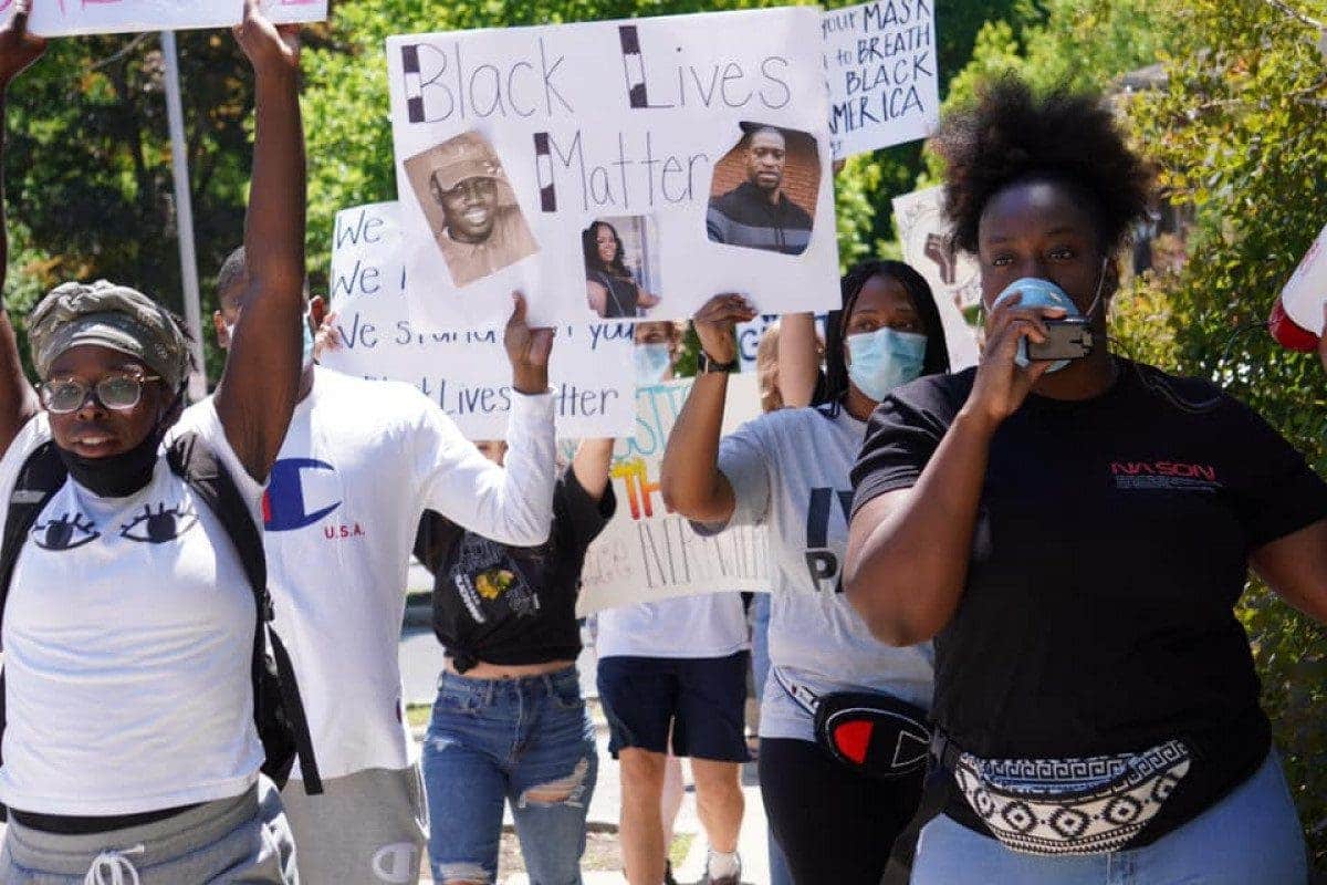 Small, but powerful: Protesters make their voices heard in Chicago suburbs