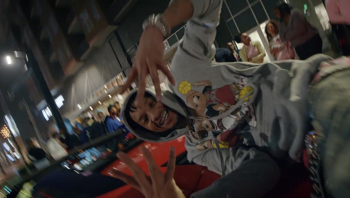 Stunna 4 Vegas celebrates his birthday in his “What It Do” music video
