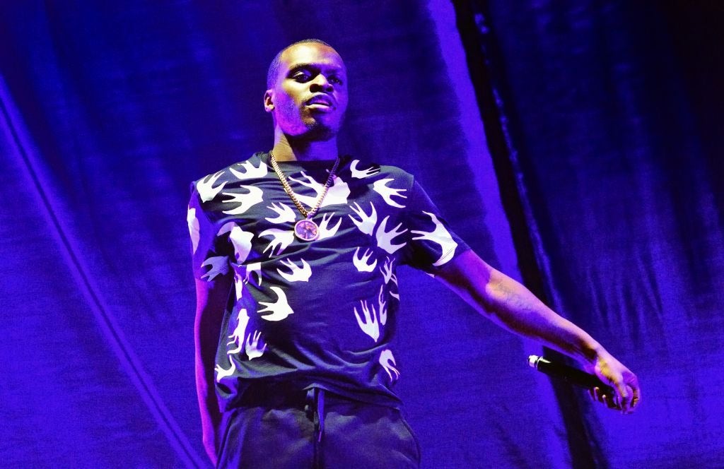 Sneakbo heads to Dubai for “Chasing The Bag” video