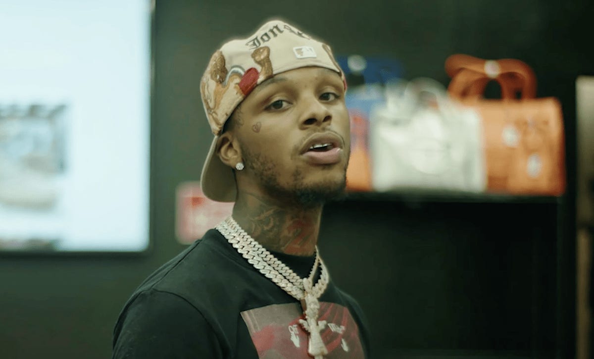 Toosii keeps his “heart cold” in new visual