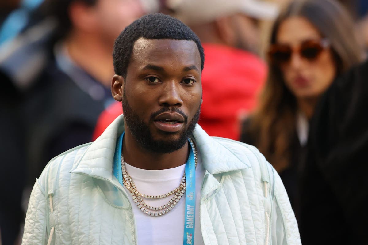 Twitter reacts to Meek Mill’s hilarious diving fail