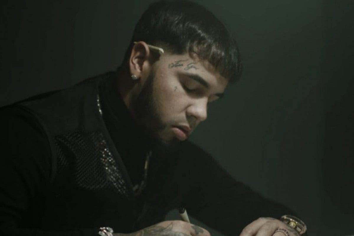 Anuel AA leaves his feelings unguarded in “23 Preguntas” visual