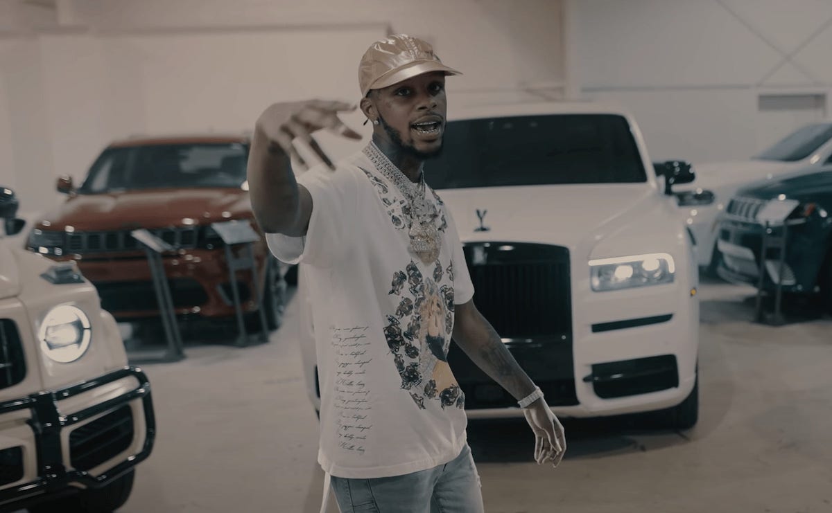 Toosii unveils new video for “October”