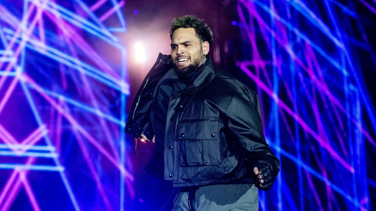 Chris Brown reveals cover art and release date for new album 'BREEZY'