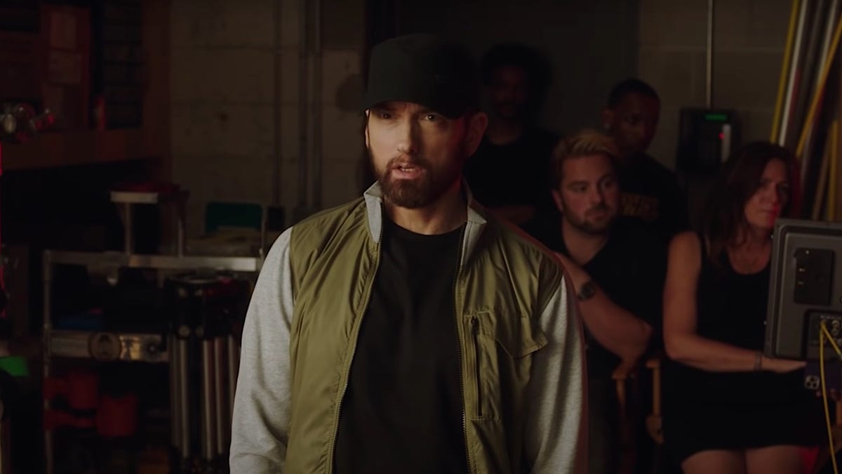 Eminem makes cameo appearance during "SNL" skit