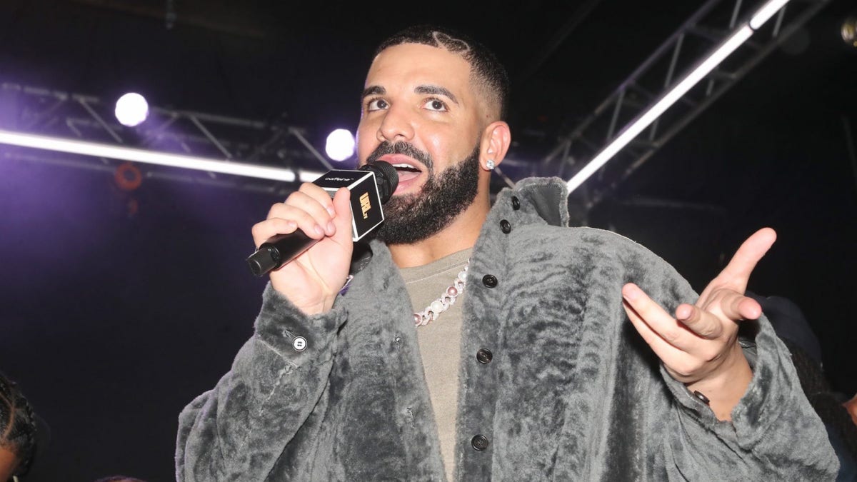 Drake is coming, the Champagne Papi announces surprise album