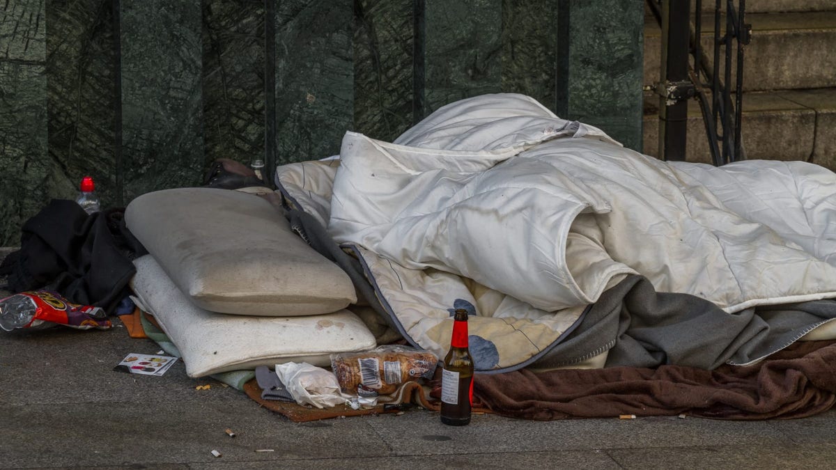 Homeless man refuses to move from woman's porch in Los Angeles