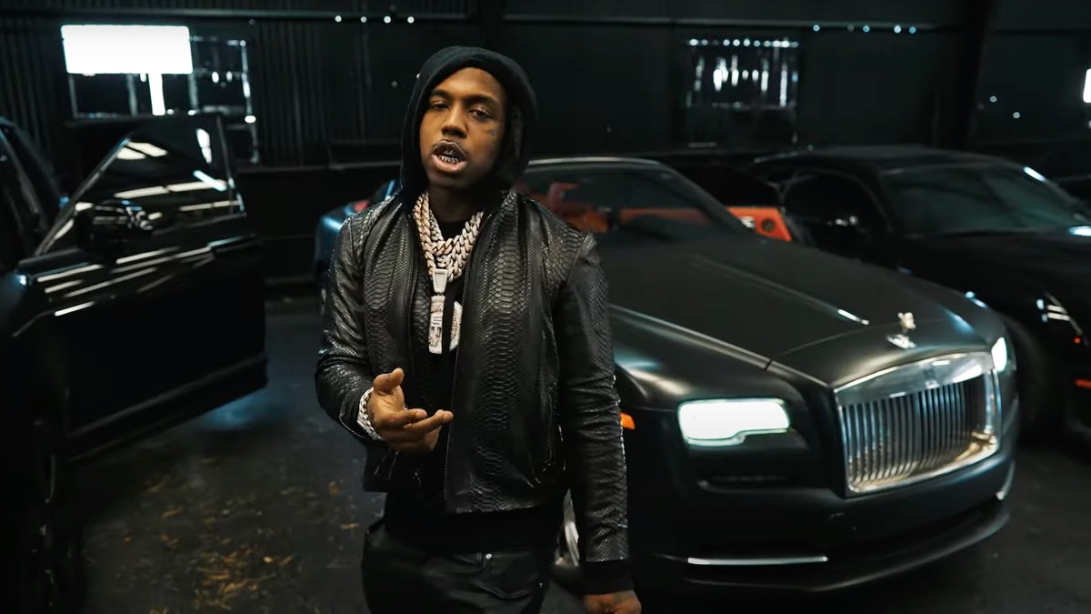 EST Gee delivers new visual for "BALL LIKE ME TOO"