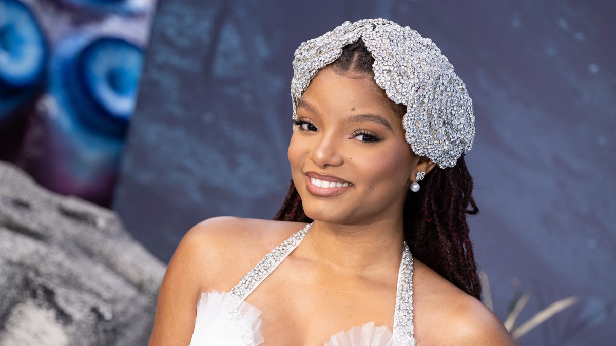 Halle Bailey fans defend critics praising 'The Little Mermaid'