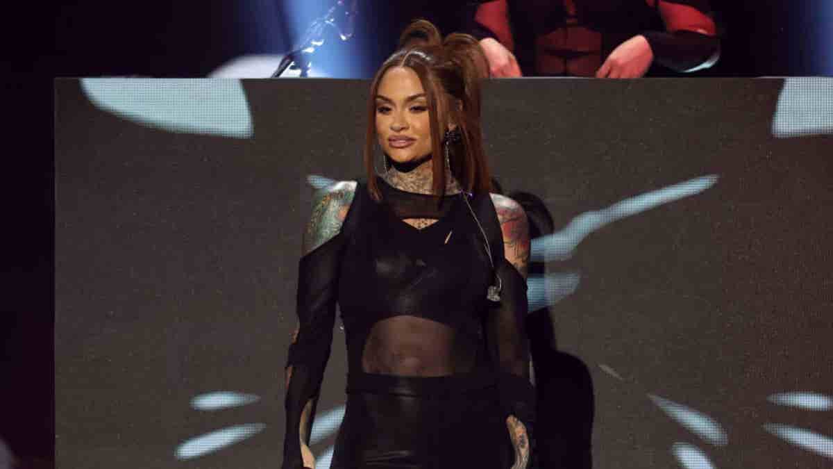 Kehlani talks fitness journey as she sports her ripped abs online