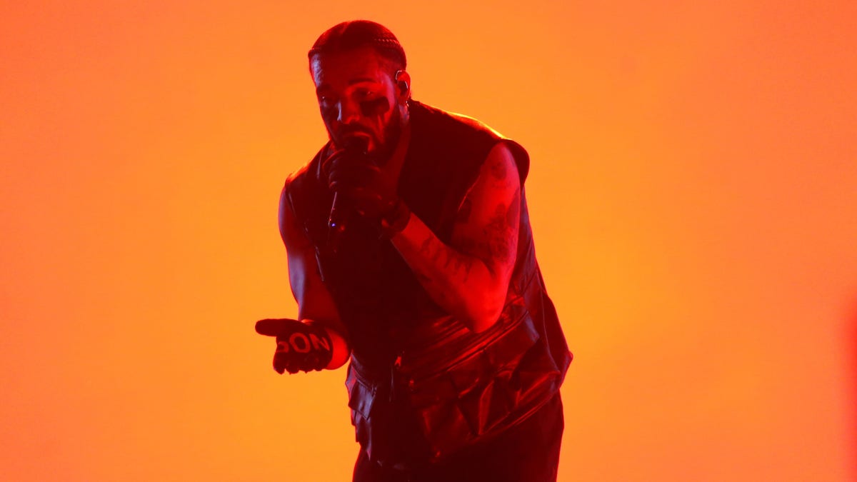 Drakes gifts pink Birkin bag to lucky fan at his Los Angeles concert