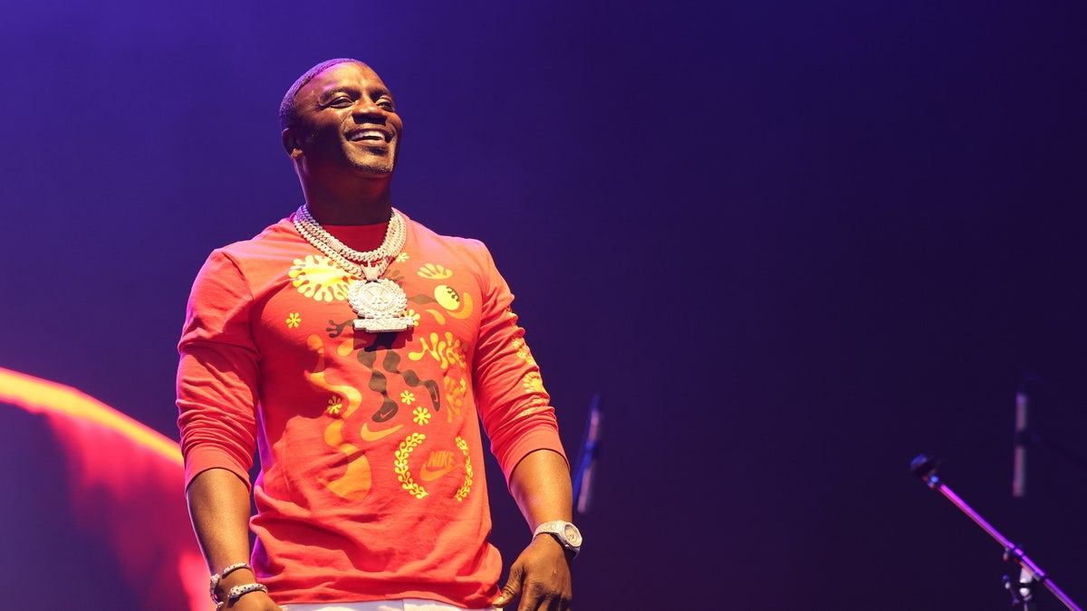 Akon announces "The Superfan Tour"