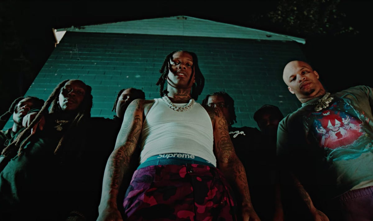 Lil Durk takes it back to the streets in "Smurk Carter" video