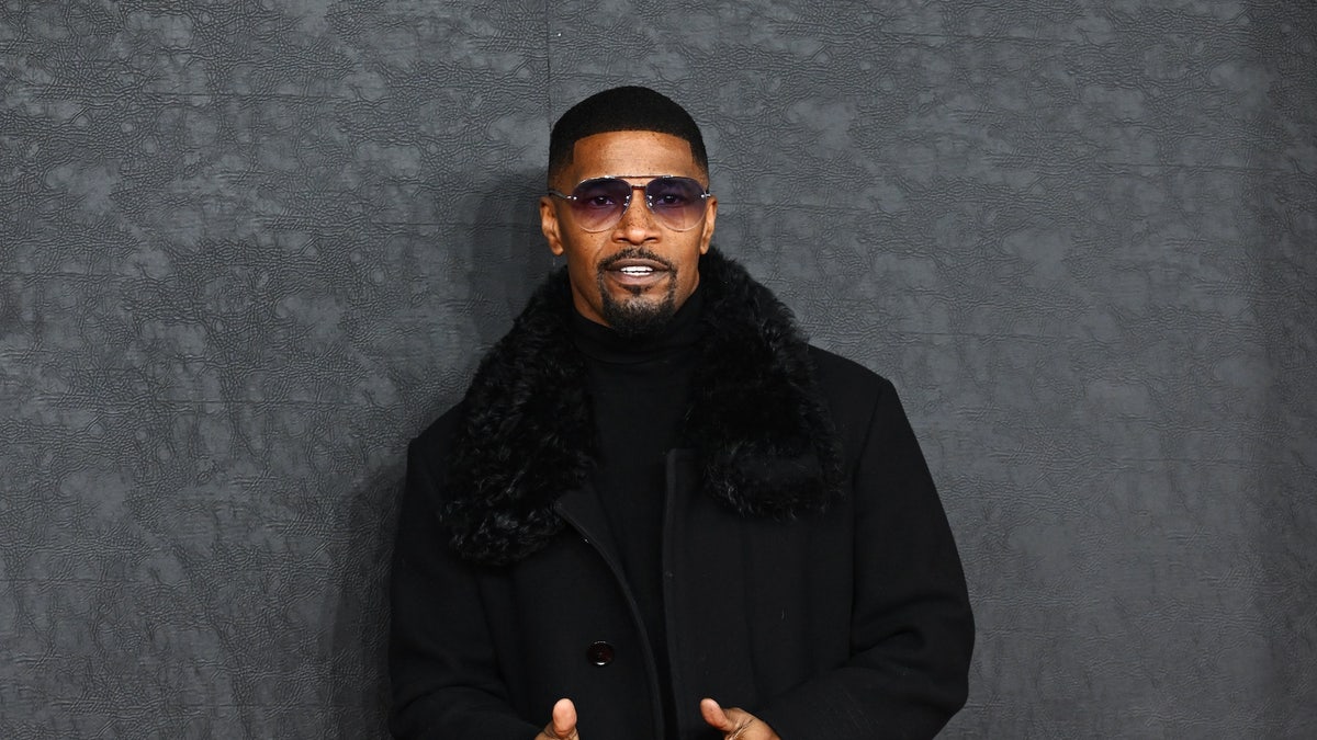 Jamie Foxx delivers emotional speech during Critics Choice event