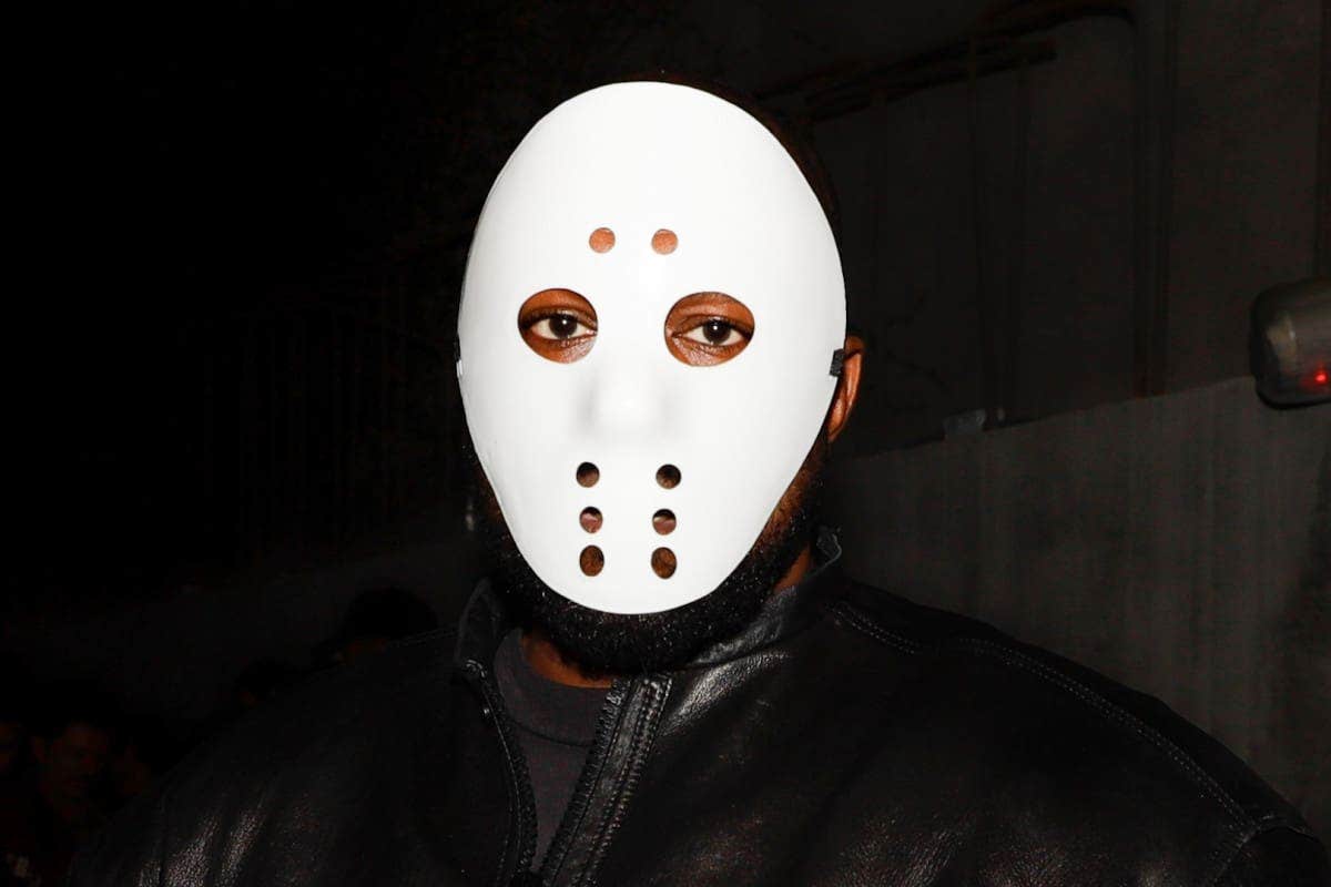 Kanye West promotes website low-budget Super Bowl ad