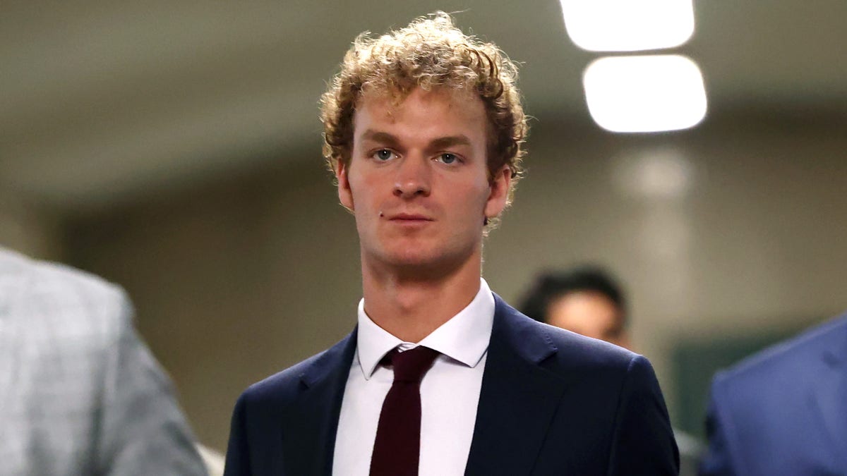 Jordan Neely's father speaks out after Daniel Penny's acquittal